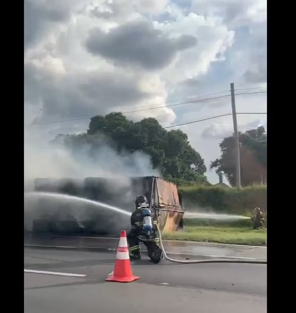 Em chamas, baú de caminhão com papelão tomba na Anhanguera em Limeira e pista é bloqueada ...