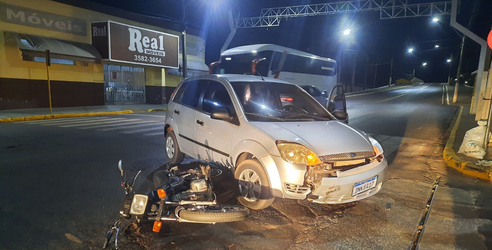 Colisão entre carro e moto deixa motociclista ferido, em Parapuã - Folha Regional