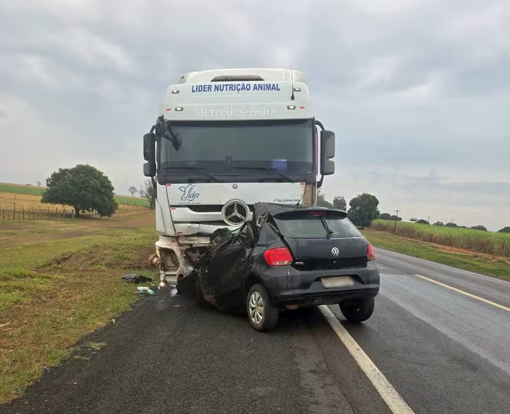 Motorista morre ao bater de frente com caminhão em rodovia no interior de SP - Folha Regional